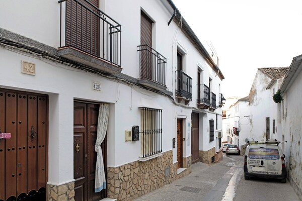 Casa De Vacaciones 'El Aroma Del Dulce' Con Vistas A La Montaña, Wi-fi Y Aire Acondicionado - Setenil de las Bodegas