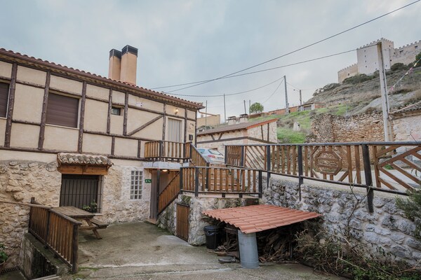 Casa Rural 'Las Tercias De Curiel' Con Vistas A La Montaña Y Wi-fi - Peñafiel