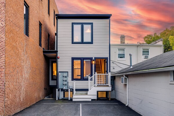 Old Town Alexandria New Modern "5 Min Walk To Metro" 2 Bed 2.5 Bath Free Parking - Alexandria, VA