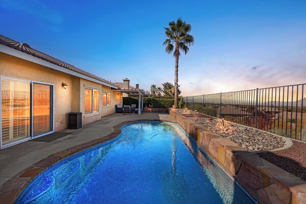Quiet Home In West Palmdale Hills W/pool - Palmdale, CA