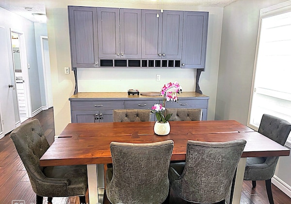 The Cozy Home. Lovely 3 Bedroom House Near Restaurants, Park, Supermarket & 401" - Oshawa