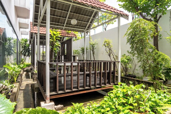 Designer 2br Apt W/wifi, Record Player, Game Console In Cbd Bangkok - 방콕