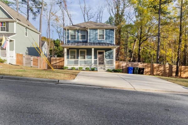Family-friendly 4br W/ Fenced Yard & Parking - Durham, NC