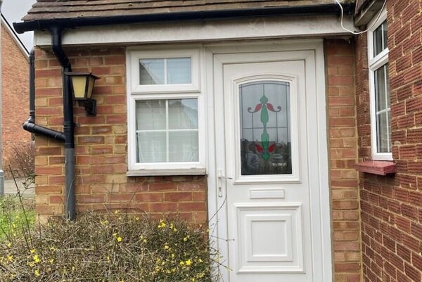 Cosy 1 Bedroom Apartment Private Access In Guildford\n\n - Woking