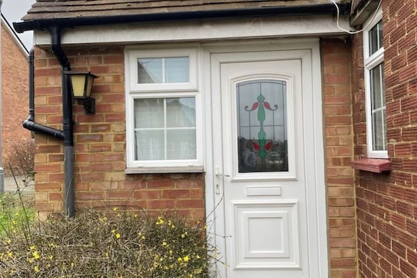 Cosy 1 Bedroom Apartment Private Access In Guildford\n\n - Woking