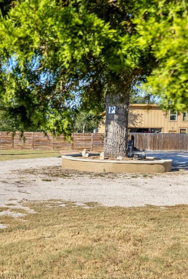 Charming 2-bedroom Apartment With Wifi, Ac In Awesome Del Valle 3 Parking Lot - Cedar Creek, TX