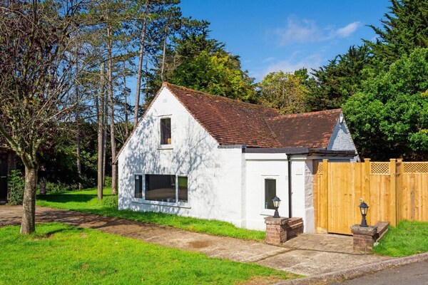 The White Cottage With Tennis Court, Hot Tub, Bbq - Uckfield