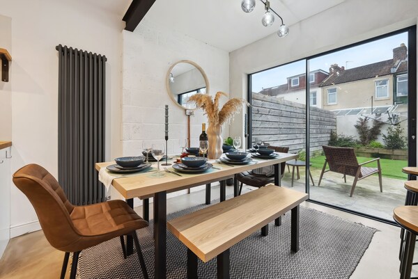 Pretoira View A 4-br Stunning Home With Garden, Southsea - Southsea