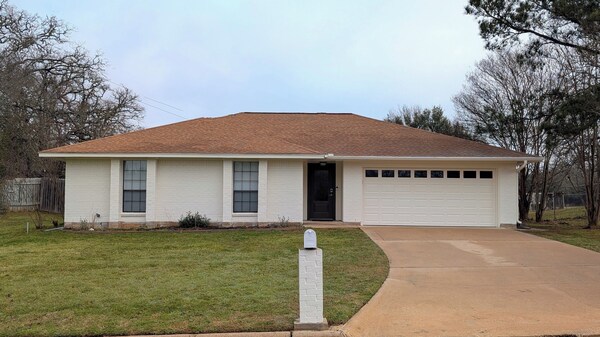 Beautiful 3/2 Home, Quiet Location, Close Proximity To Texas A&m University - Bryan, TX