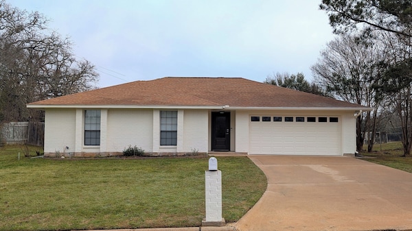 Beautiful 3/2 Home, Quiet Location, Close Proximity To Texas A&m University - Bryan, TX