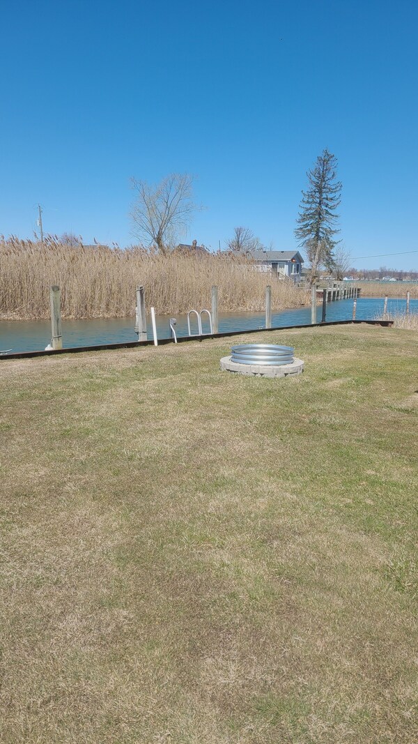 Charming 2-bedroom Cottage With Wifi, Ac On A Peaceful Harsens Island Canal. - Lake Erie, PA