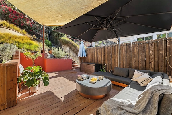 Mid-century Modern Hollywood Hills Retreat - Hollywood, CA