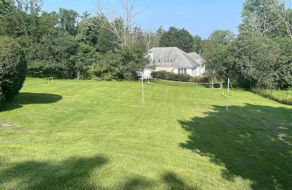 Large Relaxing Family Retreat In The Hudson Valley With Theatre And Gazebo - SplashDown Beach, Fishkill