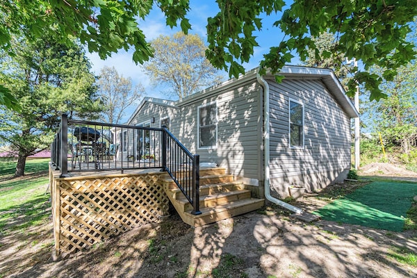 Wonderland: Waterfront + Game Room + Dog Friendly - Albion, MI