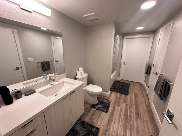 Luxury King 1bd Pacific Beach Oasis Heart Of  Dynamic Coastal Enclave - San Diego, CA