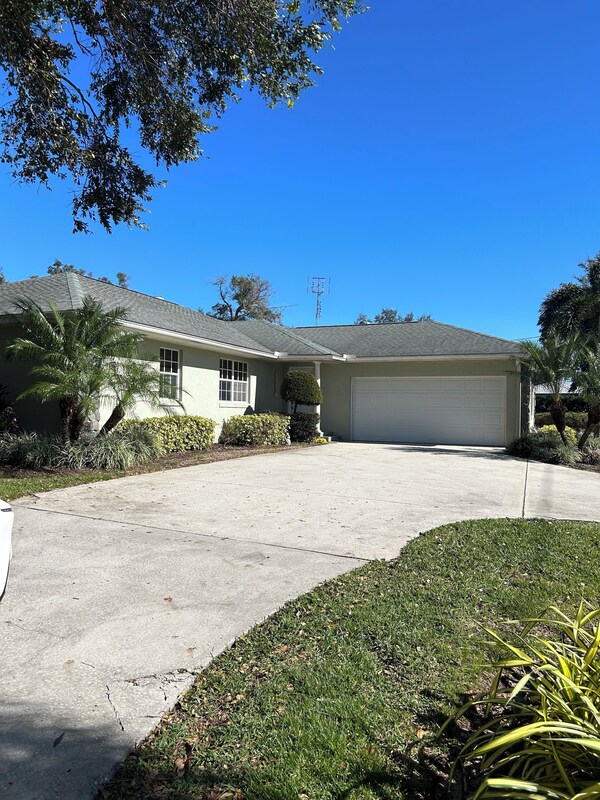 Spacious Family Friendly Home Across From Lake Jackson, Near Downtown Sebring. - Sebring, FL