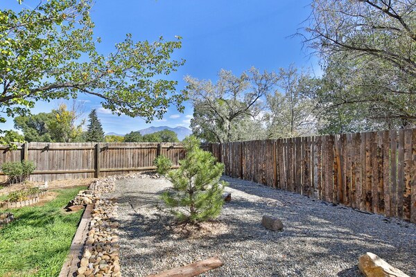 Taos Pine Home - A/c - Hot Tub - Private Courtyard - Prime Location - Taos, NM