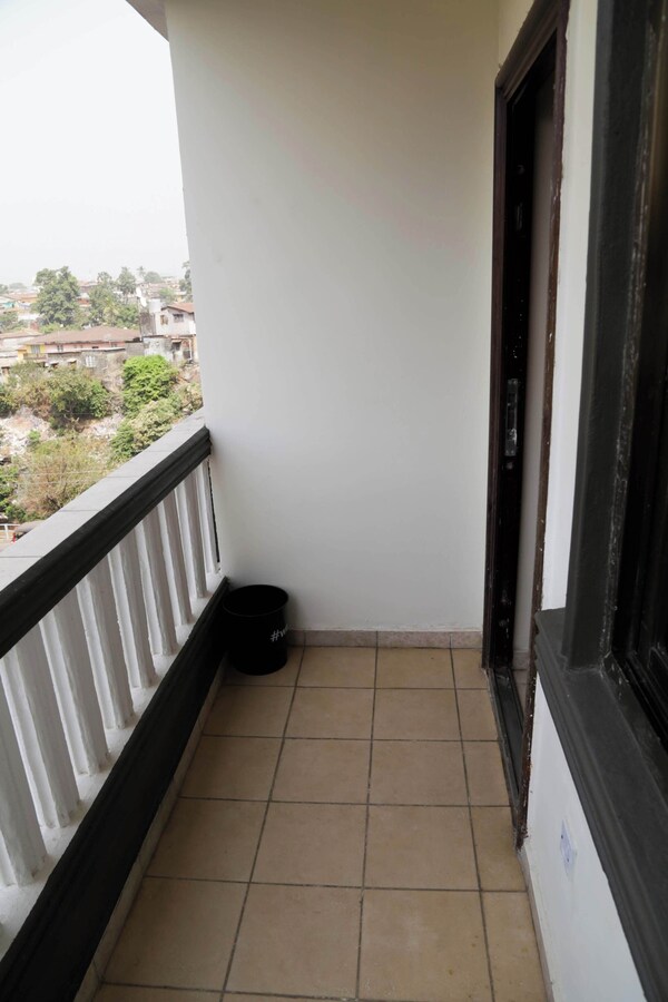 Hotel Mallika Company Sl. \Nin Freetown With Wifi, Ac, Restaurant, Free Parking. - Freetown