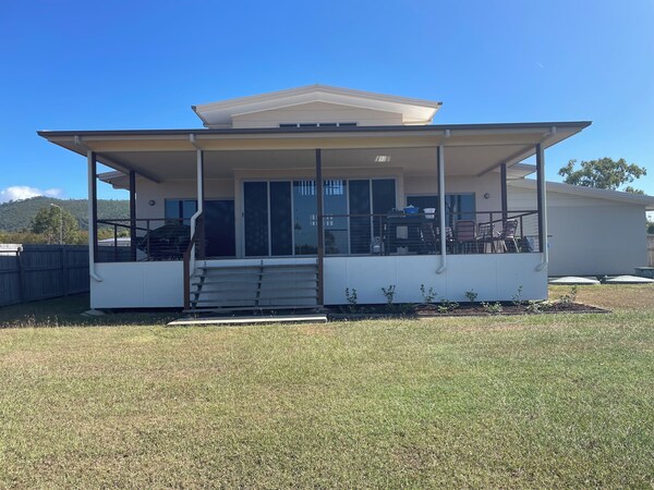Cosy 4 Bedroom Retreat On The Whitsundays Coast \Nover Looking The Ocean \N - Whitsundays