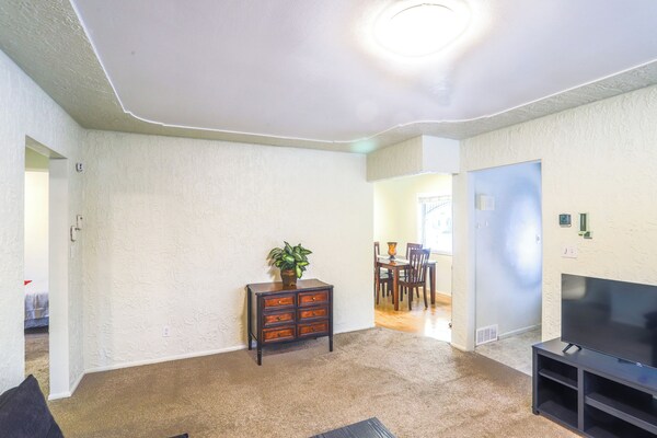 Serene 2-bedroom Apartment In Downtown With Big Parking Lot And Convenience - Fairbanks