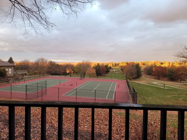 Cozy 2-bedroom Condo, Stunning Golf Course Views  Perfect For Families & Groups - Torch Lake, MI