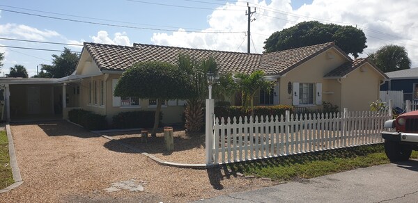 Spacious 4-bedroom House With Boat Parking In Amazing West Palm Beach : Ac, Wifi - Jupiter, FL