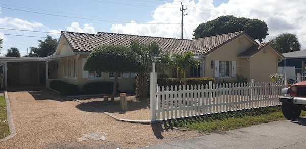 Spacious 4-bedroom House With Boat Parking In Amazing West Palm Beach : Ac, Wifi - Jupiter, FL