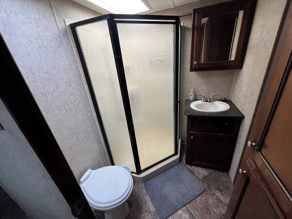 Spacious Lakeside Travel Trailer: Ultimate Comfort Awaits - Texas