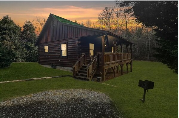 Cozy 2-bedroom Cabin With Hot Tub!  Near National Park, Casino - Sylva, NC