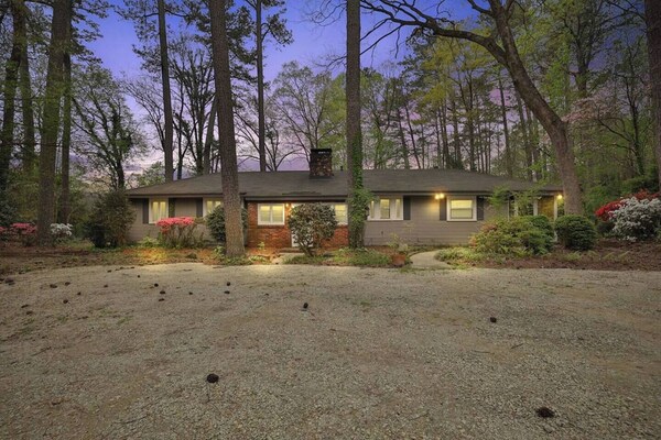 Luxury 3-bedroom Cabin In Tranquil East Cobb - Roswell, GA