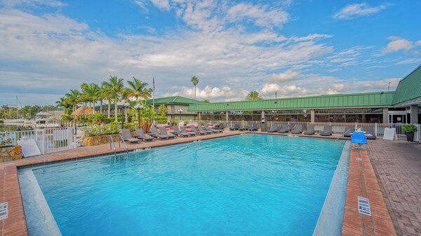 Waterfront Room, Heated Pool, Big Tv, Bunk Beds, Tiki Bar & Grill - 브레이든턴