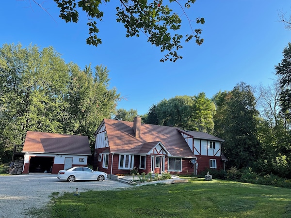 House With 4.5 Bedrooms,10 Acres Of Forest Creek And Trails, Lots Of Parking - Alliston