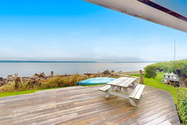 Charming Waterfront Home With Expansive Deck & Gorgeous Sunset Views - Camano Island State Park, Camano