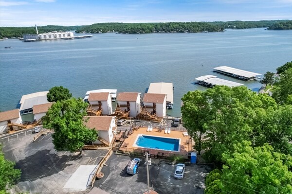 Lake Front Condo W/ Incredible Views, Central Air & Shared Pool - 레이크 오자크
