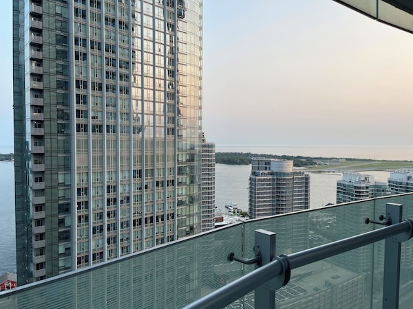 Spacious 3 Bedroom Apartment With Amazing Views! - Toronto