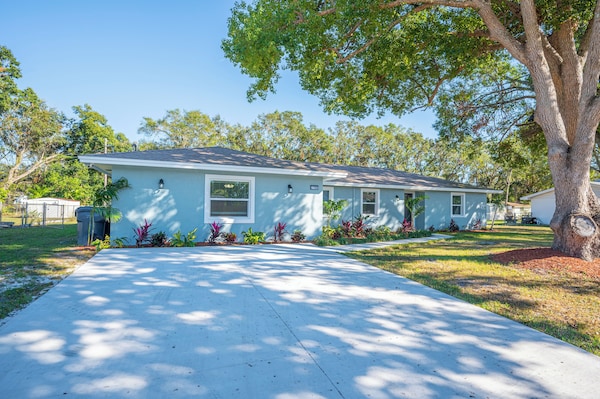 Spectacular 4-bedroom Family Pool Home - Lakeland, FL