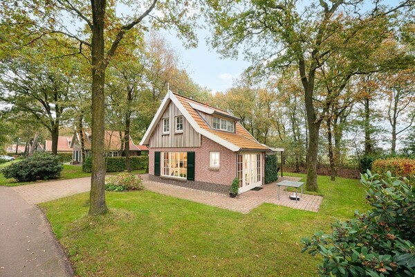 Deze Comfortabele Luxe Villa Met Overdekt Terras Ligt Op Het Vakantiecomplex Buitengoed Het Lageveld. - Almelo