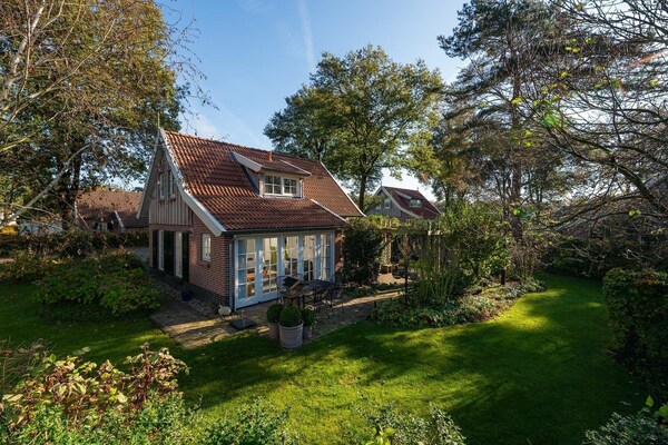 This Very Comfortable Villa For 6 Persons Is Located On The Vacation Complex Buitengoed Het Lageveld, In A Beautiful Wooded Area Near Almelo And Enschede. - Almelo