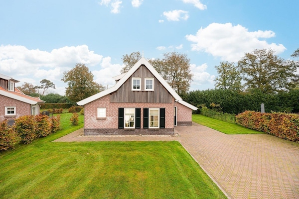In This Beautifully Furnished Luxury Villa For 6 People You Can Enjoy A Comfortable Stay In Overijssel With Your Family And Friends - Wierden
