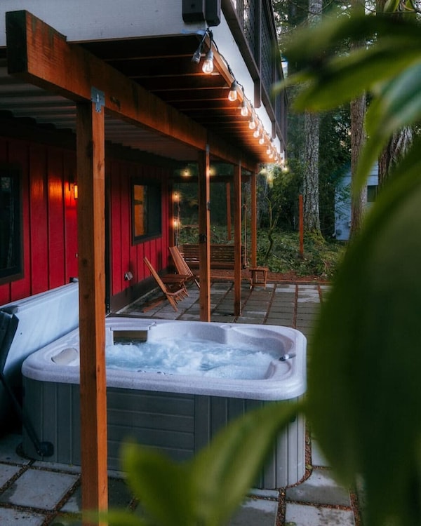 Reflection Haven: Lakeside, Hot Tub, By Park Entry - Port Angeles, WA