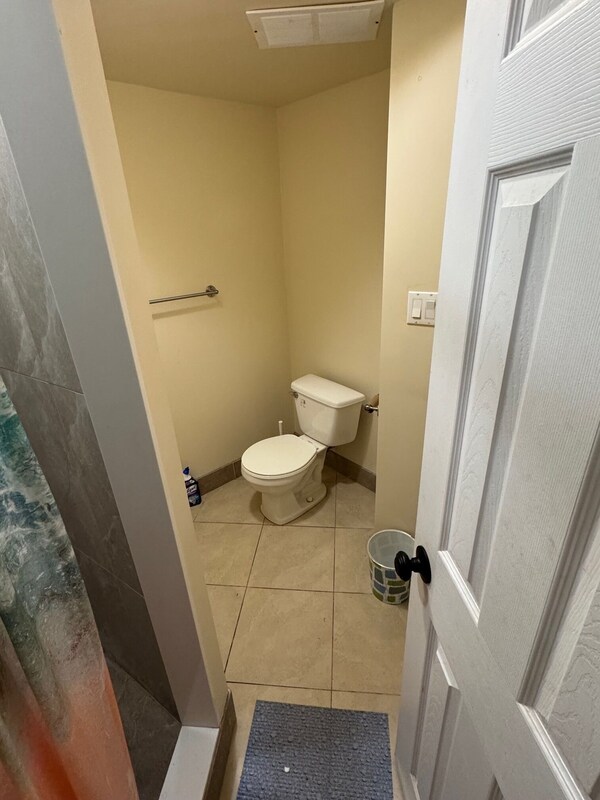 Sunnys Home Stays Toronto Mississauga Independent Access 1 B Rm Bath Kitchenette - Milton
