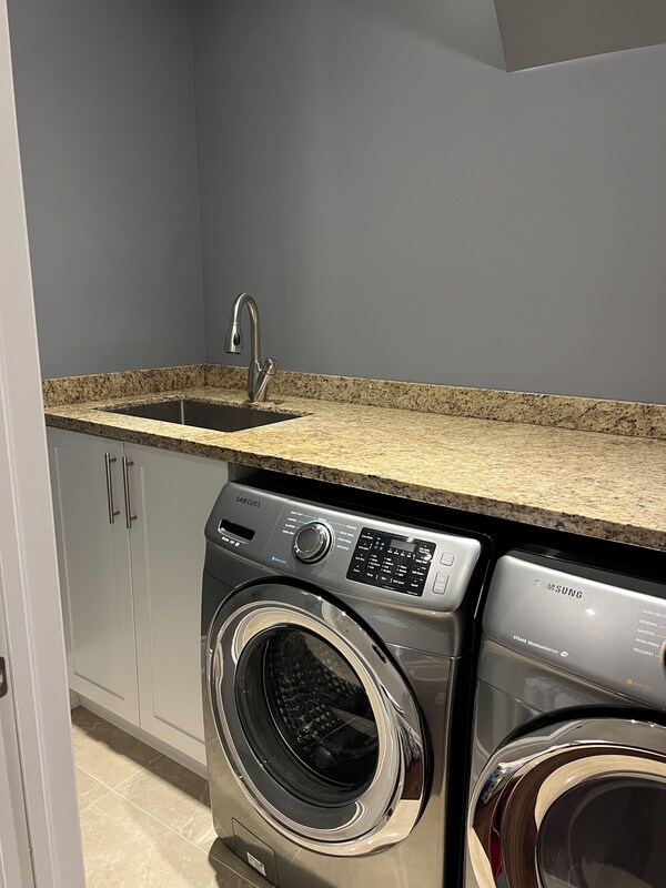 Cozy & Spacious  2 Bedroom Basement Apartment Just 16 Minutes From The Airport. - Brampton