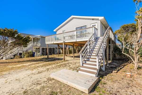 Classic 2nd Row Beach Home, Dog Friendly, Sleeps 8 - Oak Island, NC