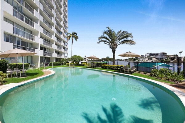 Stylish 2-bed In Surfers Paradise With River Views - Gold Coast