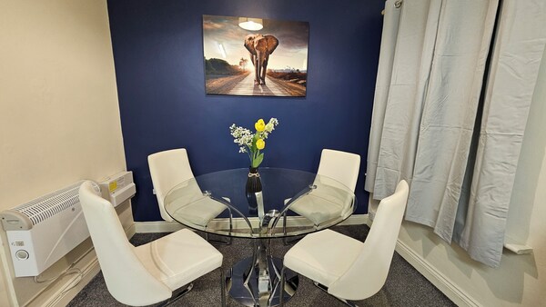 2 Bedroom Flat In Gloucester - Gloucester