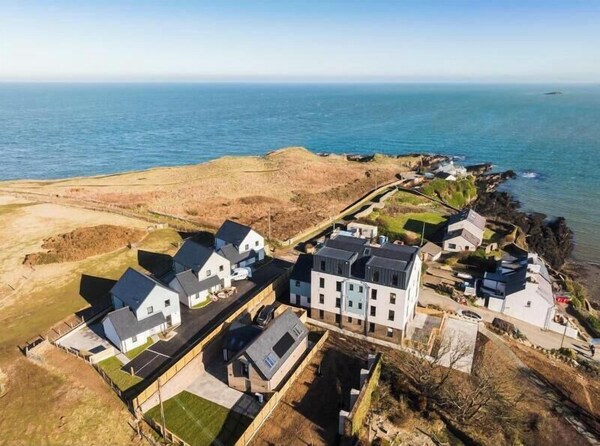 A Modern Costal Apartment In The Scenic Bull Bay, Offering Stunning Coastal Views For Up To 4 Guests - Anglesey