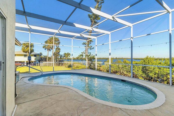 Relaxing Retreat_king Bed_pool_mins To Everything - Ellenton, FL