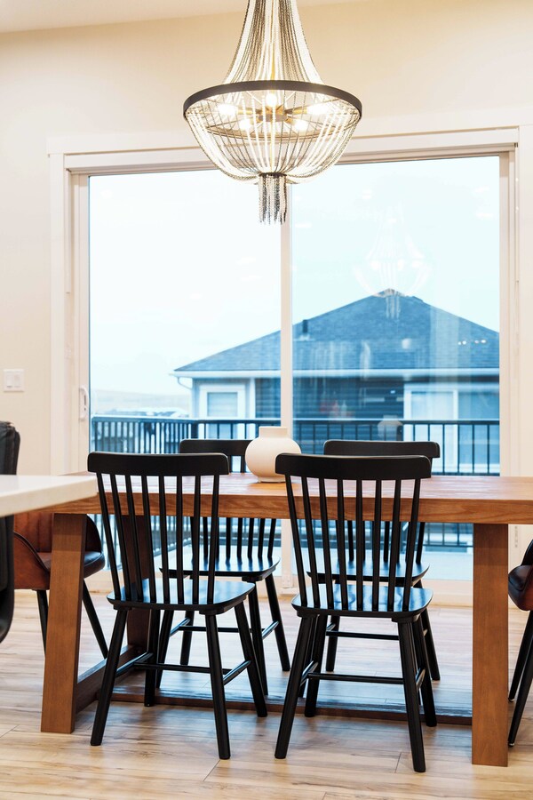 5 Bed House | Close To Airport| Close To Mountains - Calgary
