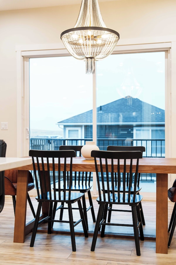 5 Bed House | Close To Airport| Close To Mountains - Calgary