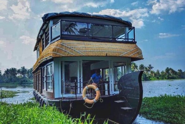 Grand Villa Luxury Houseboat : King Suite With Balcony\n - Kumarakom